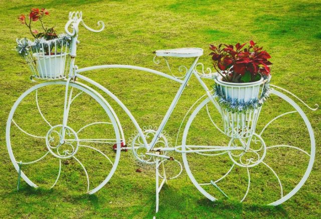 31 Fun and Whimsical Bicycle Planters for your Garden and Yard