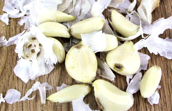 Easy Way to Peel Garlic - Peel a Whole Head of Garlic in Just Seconds!